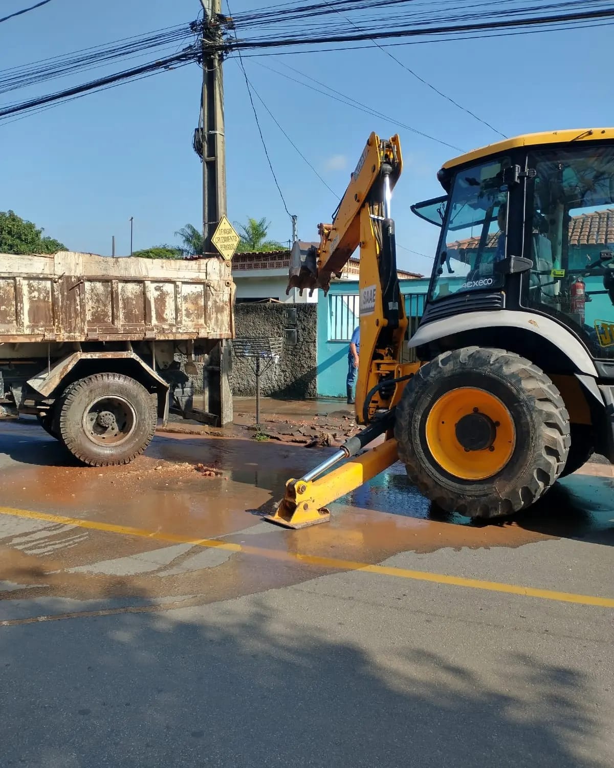 Tubulação do SAAE estoura e água invade residências no Irmãos Auler